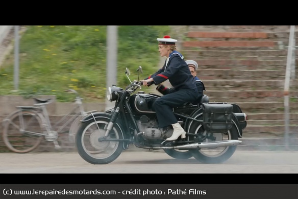 Film moto : Natacha (presque) hôtesse de l'air