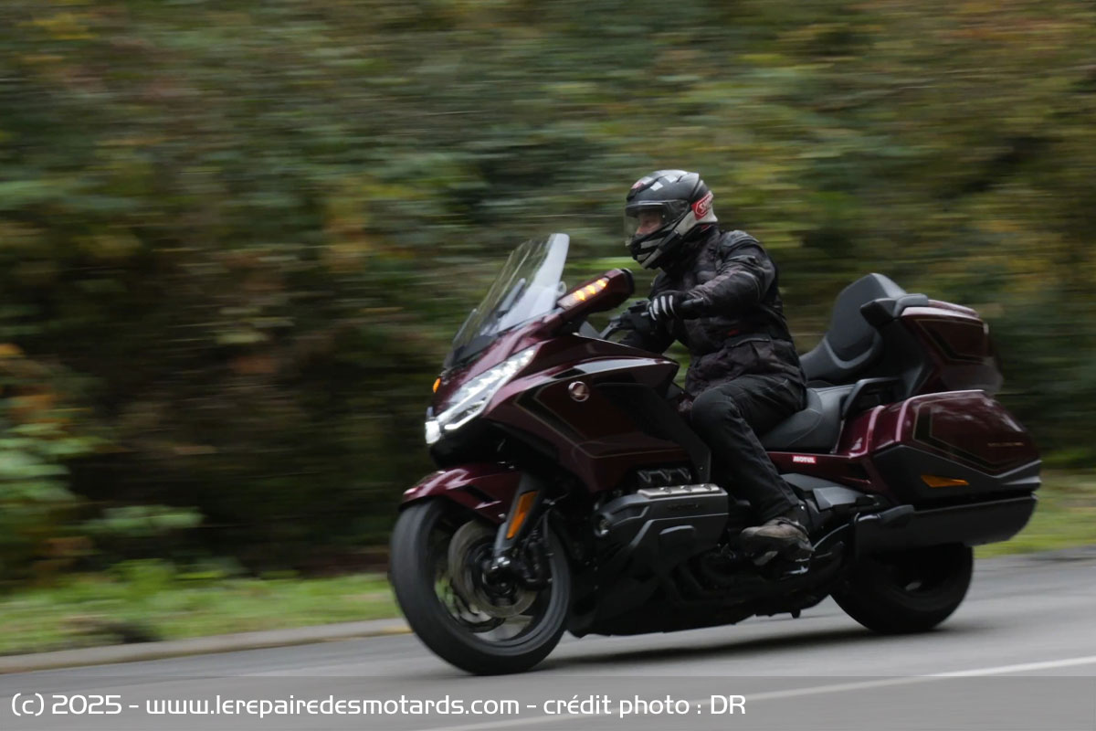 Essai comparo Honda GoldWing 1800 Tour et BMW R 1300 RT